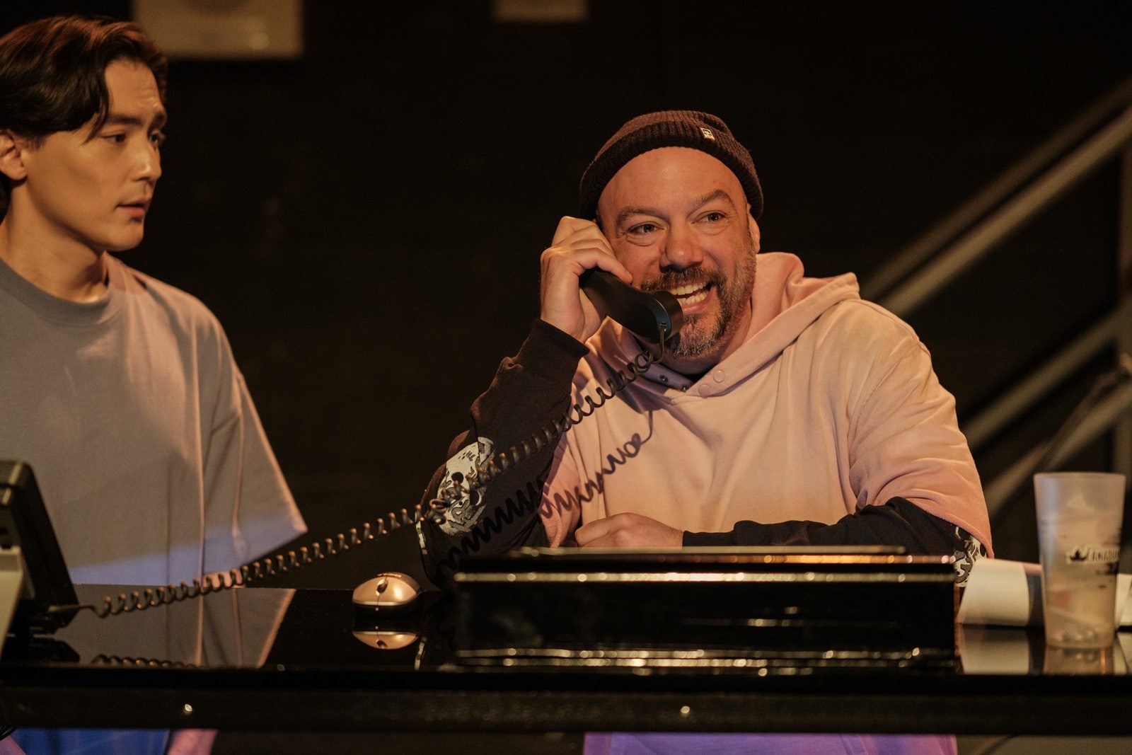 Photos de scène: Tony vend des billets