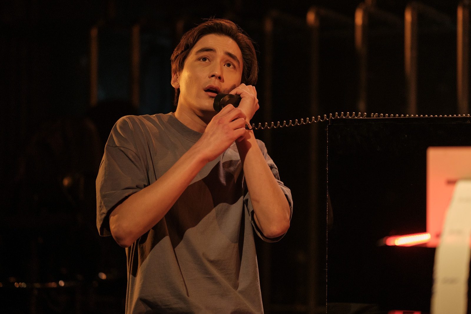 Photos de scène: Tony vend des billets